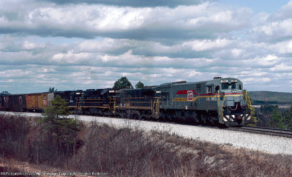 Seaboard System U30C #1581, U33B #1736, GP38-2 #555 & GP40 #6730 lead southbound trajn #333 up ...